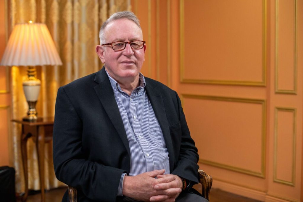 Τρέβορ Λούντον: Ο ρόλος του ΚΚΚ στην παγκοσμιοποιητική ατζέντα